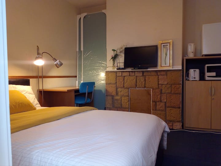 Cosy & Warm With Private Bathroom - Hayes