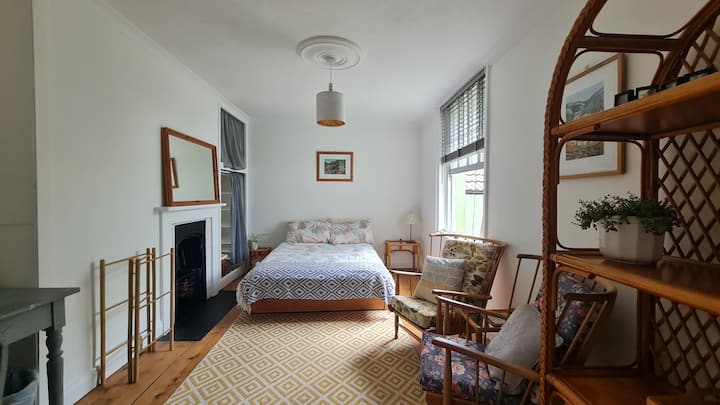The Kayu : Spacious Double Bedroom - Seaford