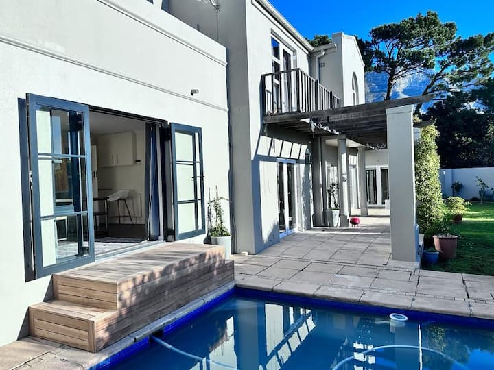 Secure Bachelor Flat - Cape Town