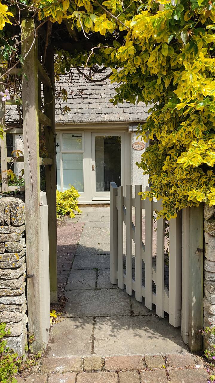 Cottage In An Idyllic Cotswold Village - Painswick