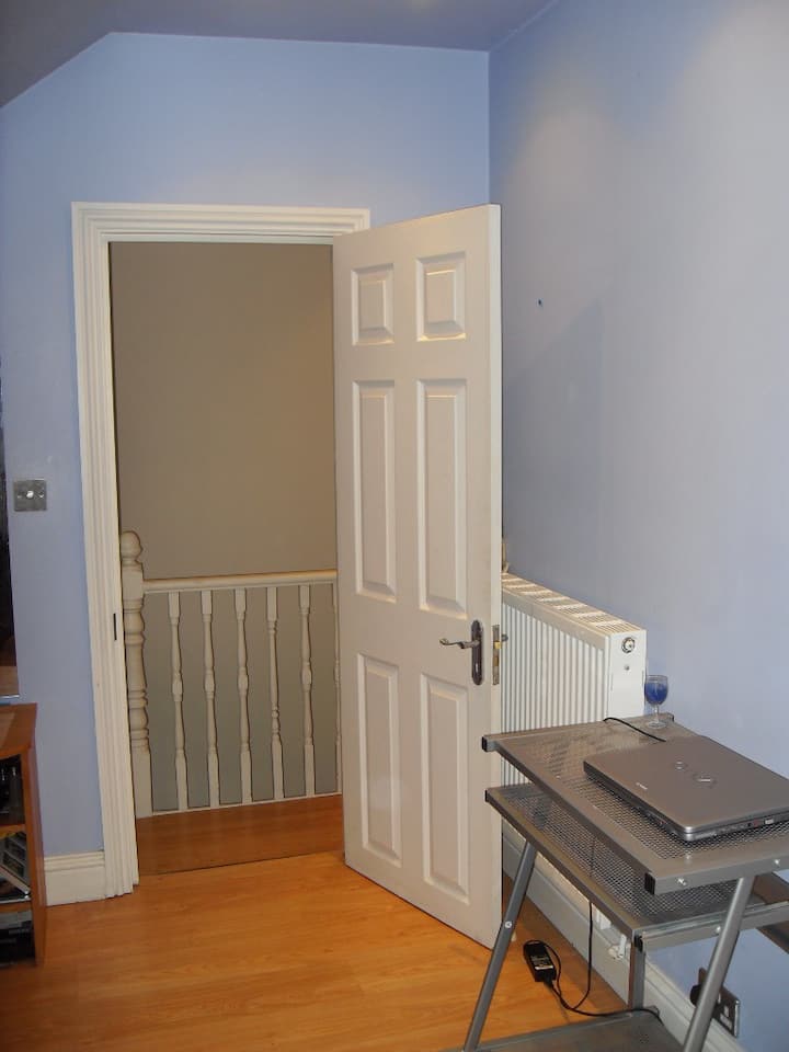Cosy Double Bedroom In Family Home (Females Only) - Central London