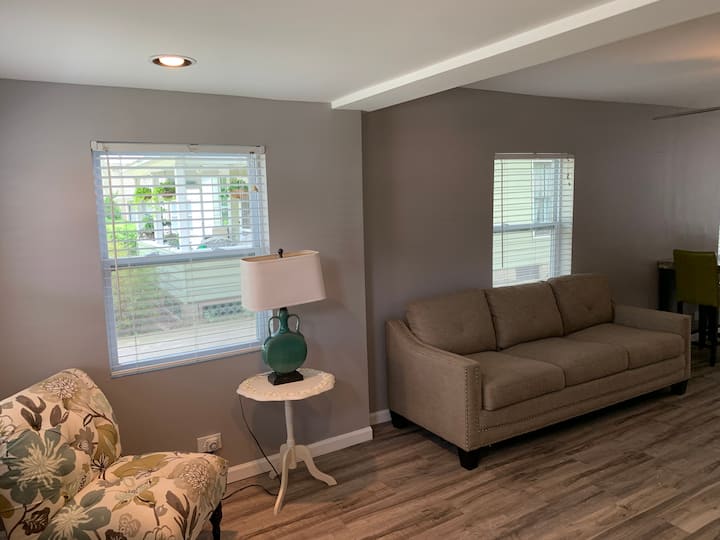 4 Seasons Cozy Cottage
Walk To Downtown & Lake! - Lake Geneva