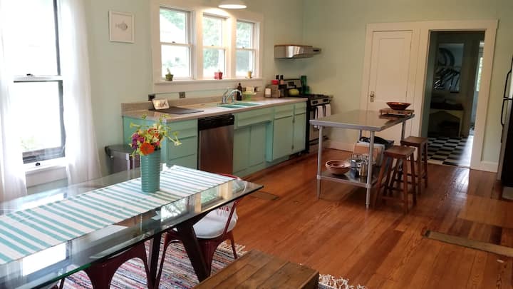 Bright & Open Home In Historic Prospect Hill - 布盧明頓