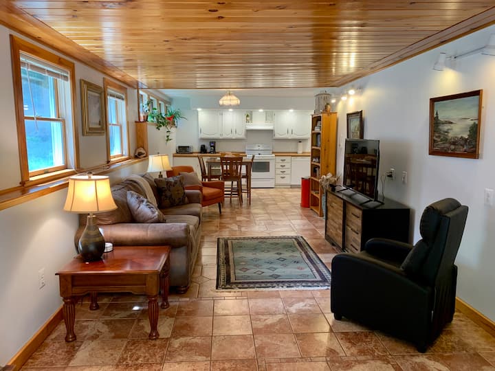 Spacious 1 Bedroom Apartment With Gorgeous Yard! - Freeport, ME