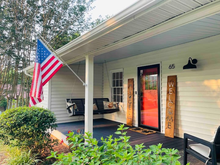 {Das Vogel Haus}
Cheerful Cottage Getaway In Helen - Helen, GA