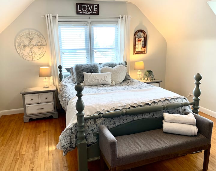 Cozy Red Brick Getaway | Love Shack Room | - Sarnia