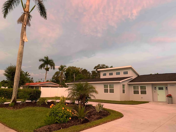 Charming Home Near Downtown, Dog Friendly, Fenced - Fort Myers, FL