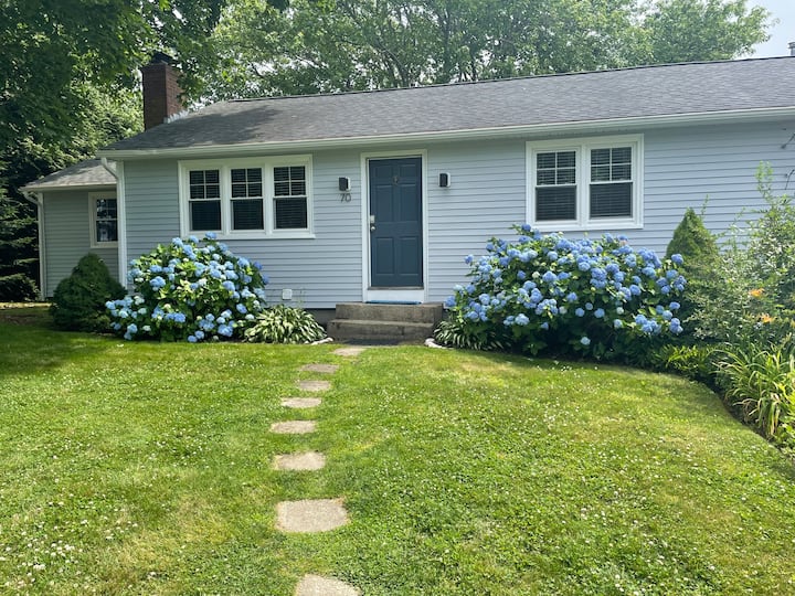 Awesome Narragansett Beach Rental, Lots Of Space! - Narragansett, RI