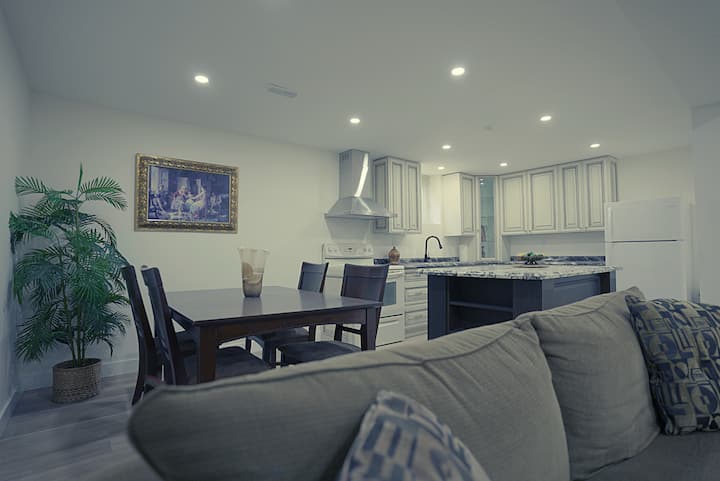 One Bedroom Basement Suite With Separate Entrance - Aurora