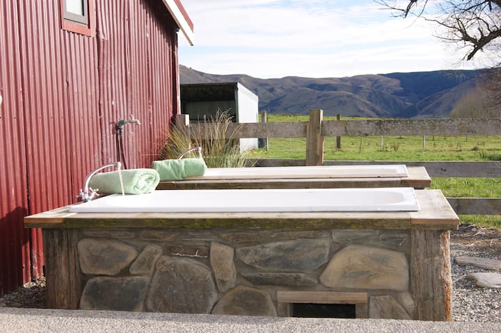 Red Shed & Outdoor Baths - Queenstown To Milford - Southland