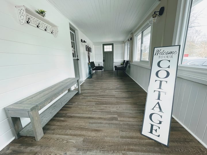 Fully Renovated Cottage Minutes From The Beach. - Crystal Beach
