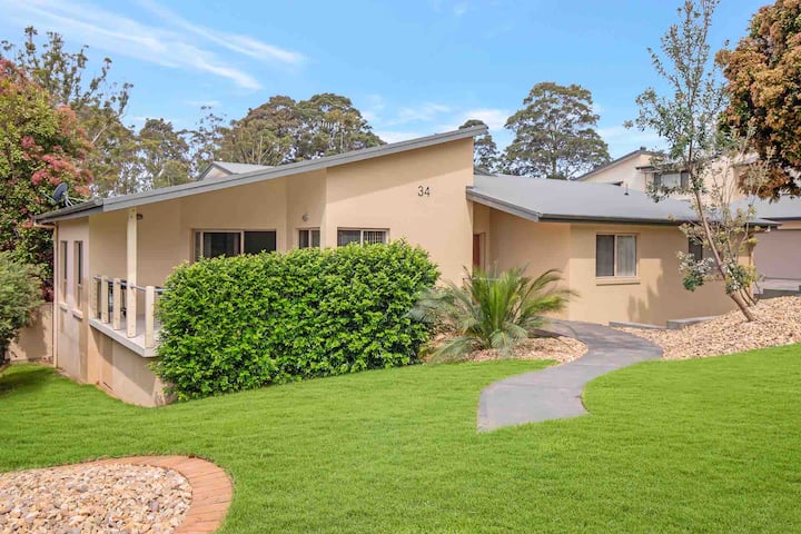 Big And Bright Surf Beach Townhouse With Wifi - Batemans Bay