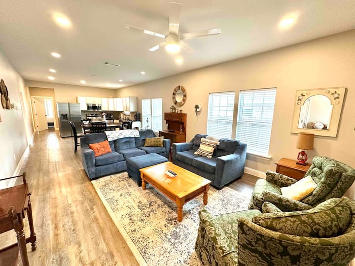 Sleeps 8, 4 Queen Beds, W/ Poker Table And Games! - Fort Worth, TX