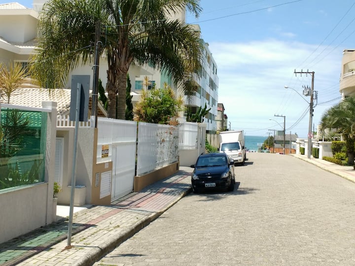 Four Bedrooms. One Block From The Beautiful Beach - Bombinhas