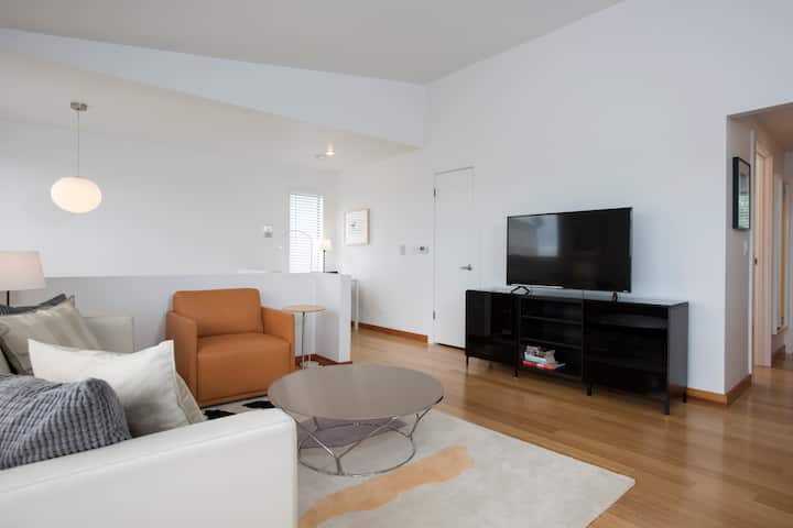 Modern 2br Loft With Lake And Space Needle Views - Seattle