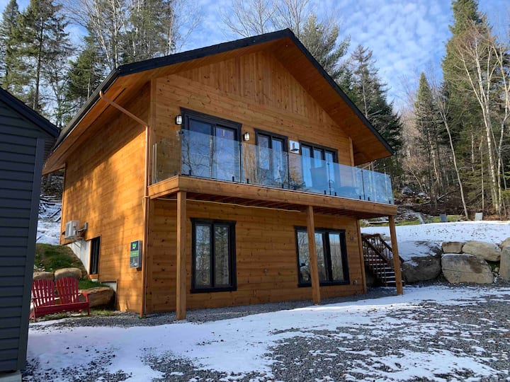 Modern 3 Bedroom Mountain Chalet With Hot Tub - Sainte-Agathe-des-Monts