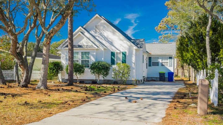 Dog-friendly, Short Walk To Beach, Super Clean - Oak Island, NC