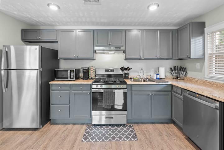 Renovated 5bd Townhouse I 2 Mins To Marietta Sq - Kennesaw, GA