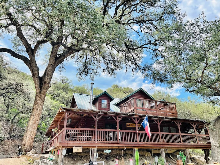 The Log Cabin On River Road - Concan, TX