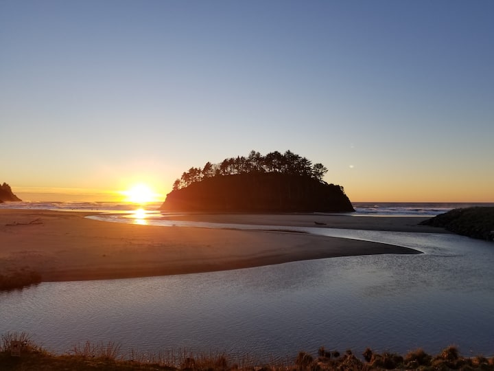 Fully Equipped Oceanfront Studio - Neskowin, OR