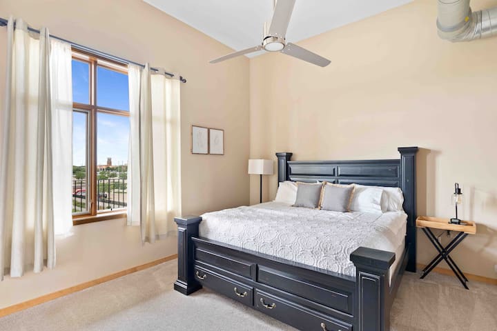 Classy Safe Private Apartment W/amenities - West Des Moines, IA