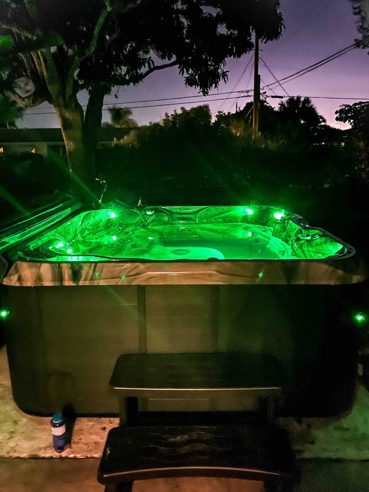 Retro Fla Home • Hot Tub • Pets Ok • Walk To Beach - Pompano Beach, FL
