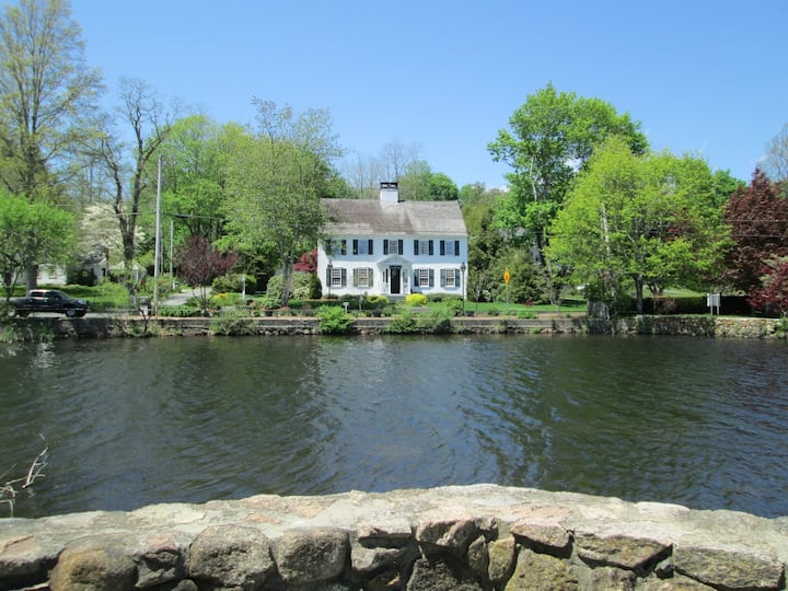 Historic Mansion Built In 1693 W/ Luxury Amenities - Sandwich, MA