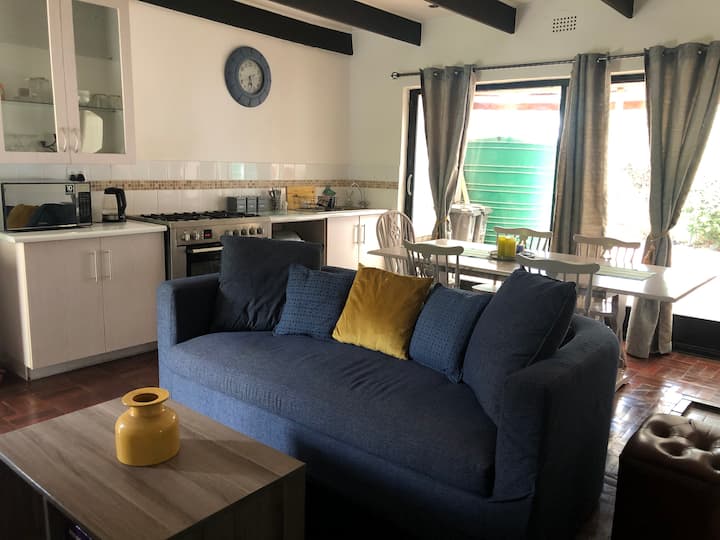 Ubu3: 3 Bedroom Guest House With Solar! - Johannesburg