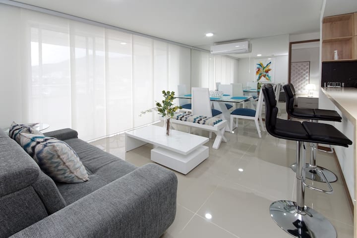 Live In Comfort In This Exclusive Penthouse/3 Br. - カリ