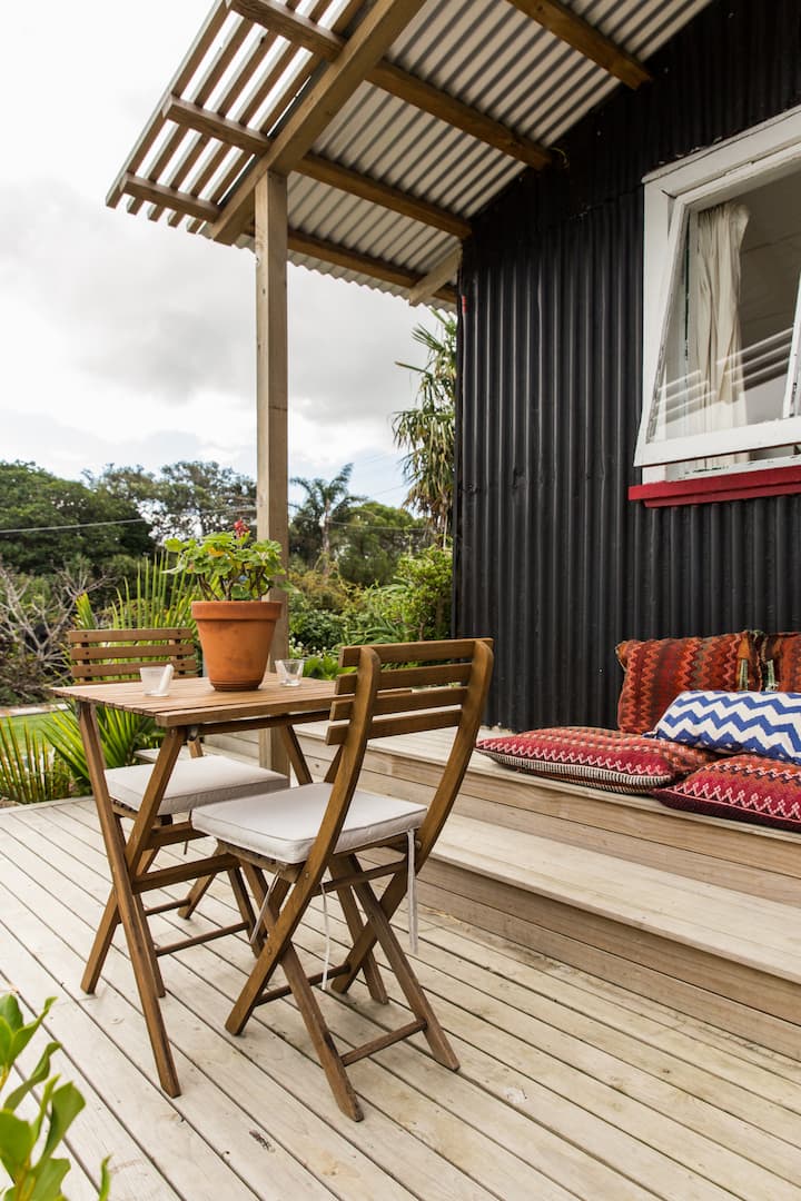 Cute Anzac Bay Garden Studio With Breakfast - Waiheke Island