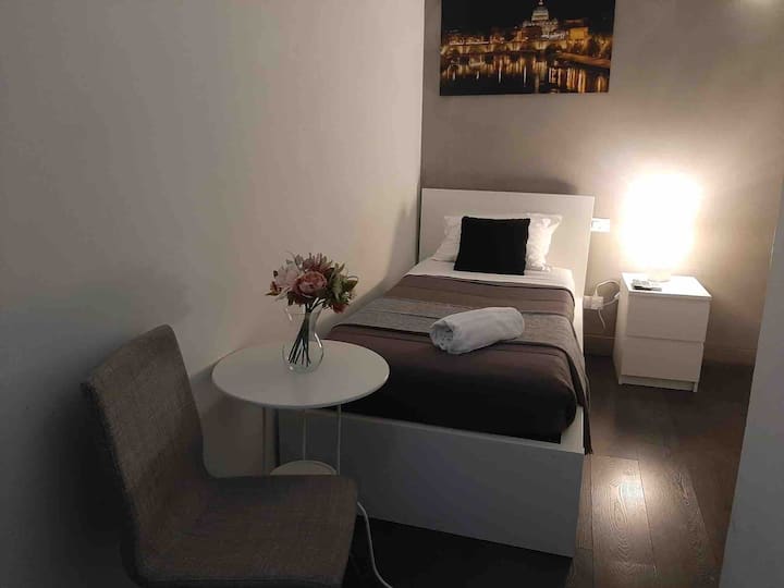 Single Room, Bnb Enrico Fermi Room 5 - Roma