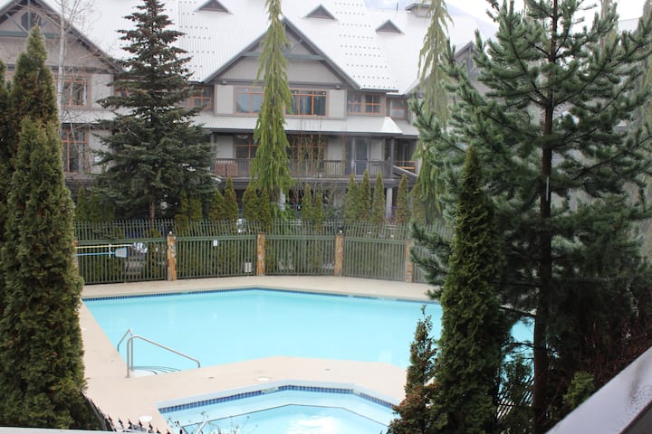 Great Location! 2bedroom , Pool & Hot Tub - Whistler