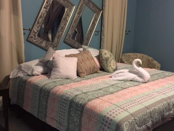 Genesis - Few Minutes Stroll To Beach $120 - Nassau