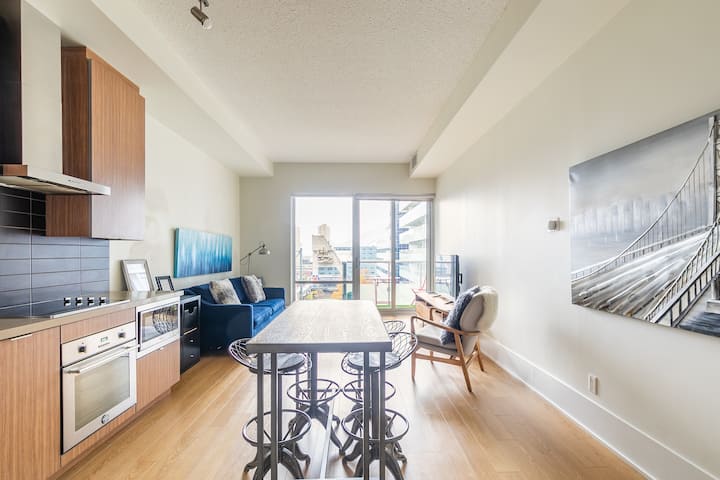 High End Condo With Cn Tower & Water Views - トロント