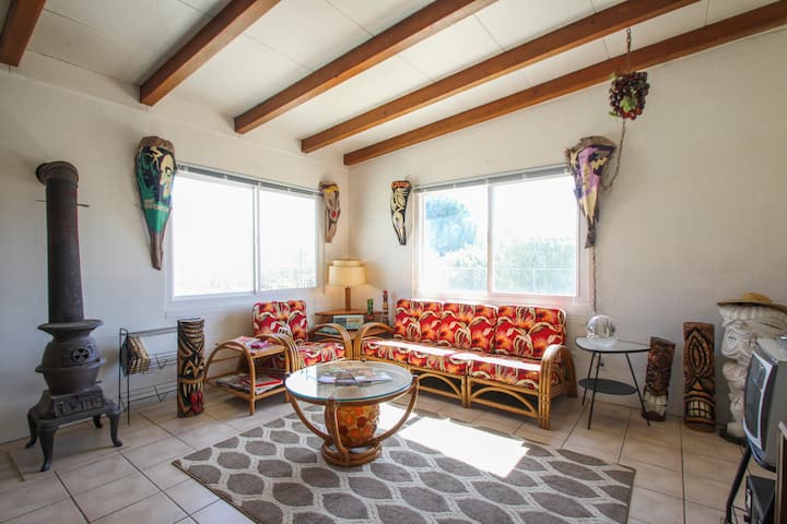 Retro Desert Hideaway ❤️ Fire Pit/bbq/wifi/pinball - Morongo Valley, CA