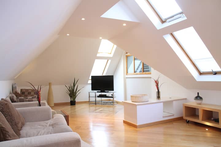 Exceptional 2 Br Penthouse, Private Roof Terrace - Bromley