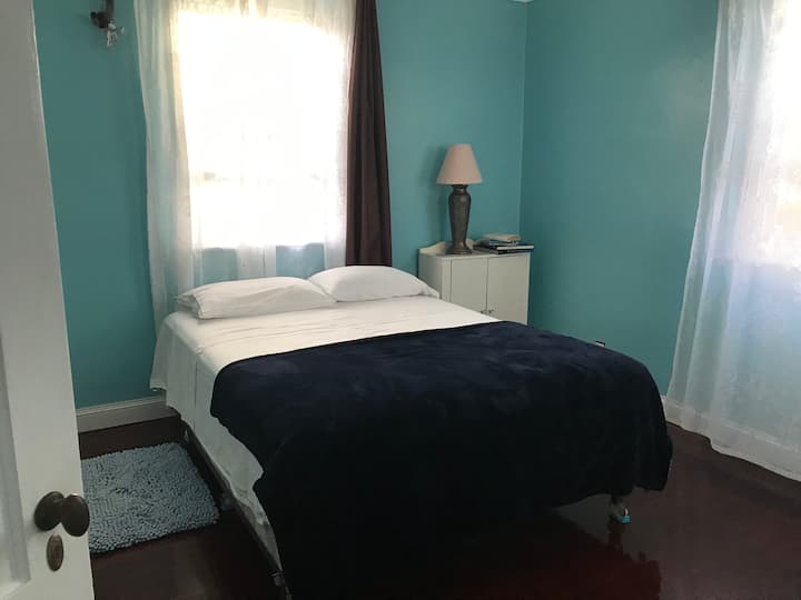 Room, Bathroom & Living Room Opposite Us Consulate - Bermuda