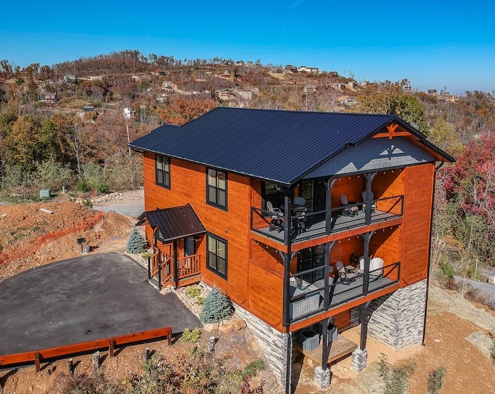 Luxury Cabin! Amazing Views, Hot Tub, Game Room! - Gatlinburg, TN