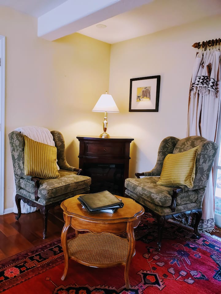 Casa Blanca Inn's Delightful Fountain King Room - Farmington, NM