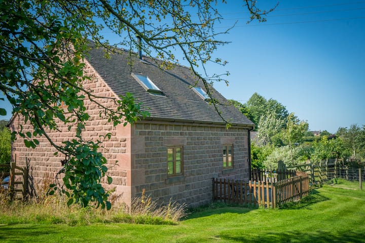 Owls Loft - Cosy Getaway With Far Reaching Views - Leek