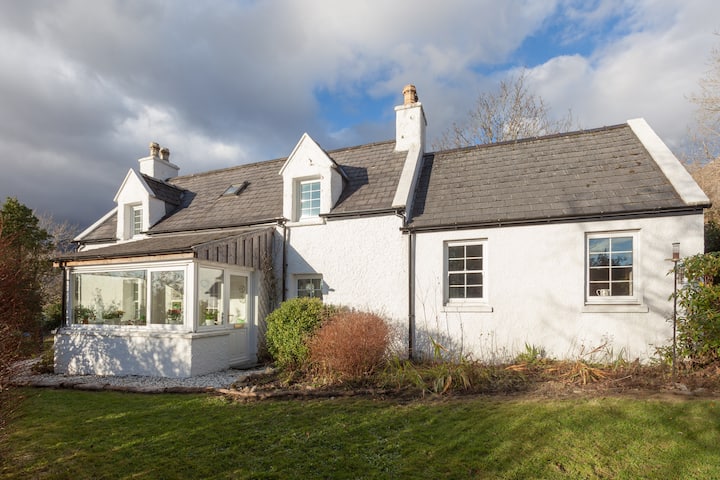 Beautiful Skye Crofter's Cottage Sleeps Six Close To Mountains, Sea And Beach - Skye