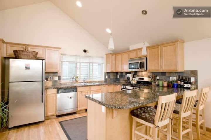 Two Bedroom Cozy Home + Hot Tub - Shoreline, WA