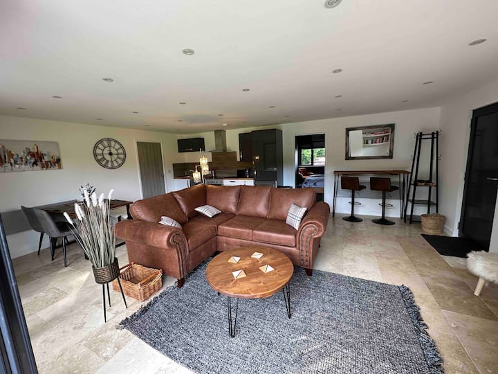 Beautiful Cabin With Pond View - Steyning