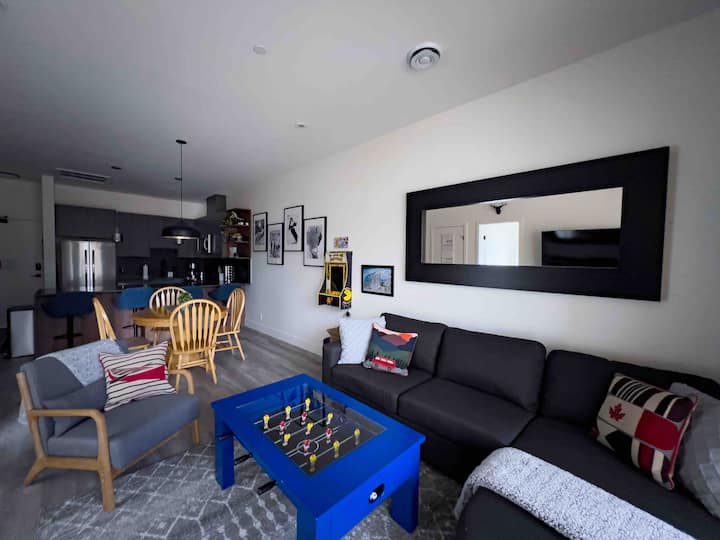 Snow Rodeo Suite Abode | 2br W/ Private Hot Tub! - Revelstoke