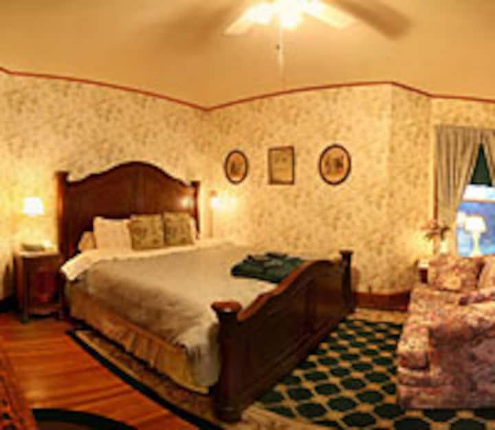 Historic B&b With Great Mtn Views - Margaretville, NY