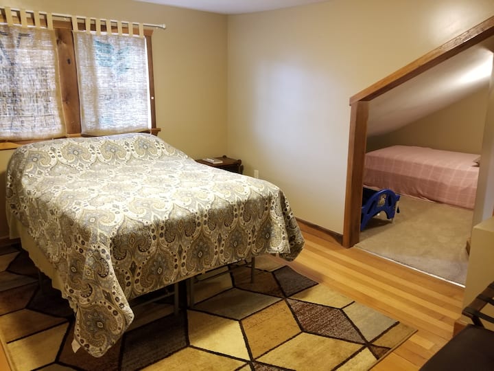 "Buffalo" Guestroom- Farmstay Bed & Breakfast - Bryson City, NC