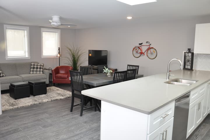 2 Bed/ 2 Bath Downtown Suite Near Lake Michigan - Stevensville, MI