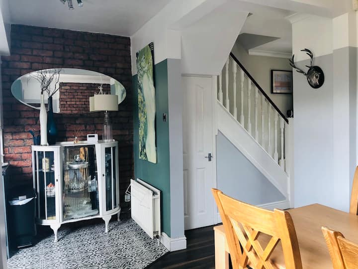 Cosy Two Bed Terraced House 7min Drive From City - ベルファスト