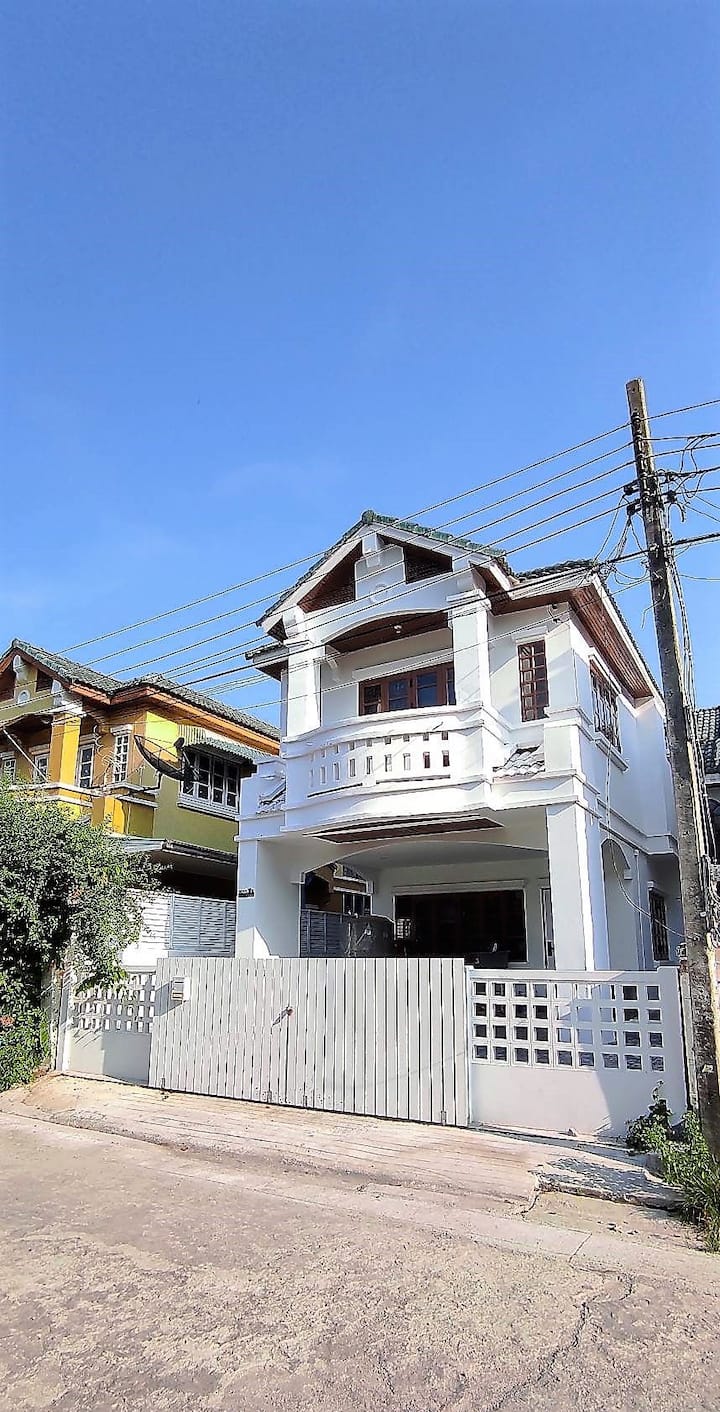 Fullhouse - Bang Phli District