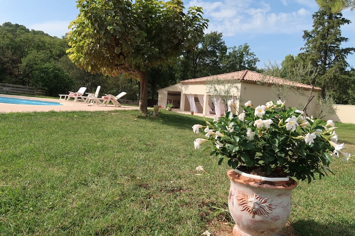 Beaux Volumes Et Confort Piscine Nord Aix - La Roque-d'Anthéron